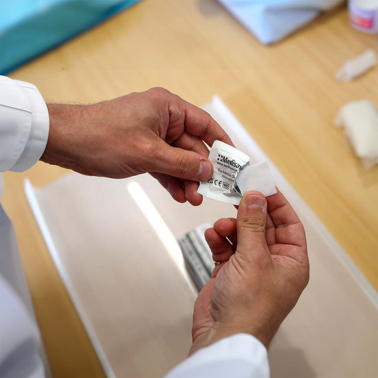 Medisave Professional 70% Alcohol IPA Pre-Injection Swabs x 100 ...